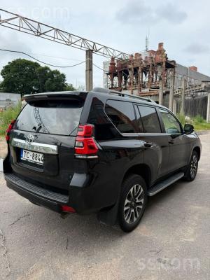 Melns Toyota Land Cruiser 2022 Rīga, ar dzinēja tilpumu 2.80 L un nobraukumu 50 tūkst. km par 52500 €, foto 4 vietnē AUTOMOTO.COM.LV