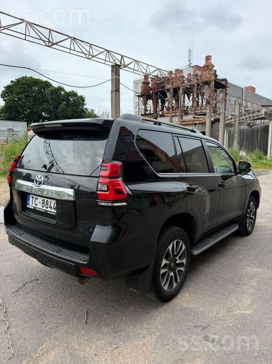 Melns Toyota Land Cruiser 2022 Rīga, ar dzinēja tilpumu 2.80 L un nobraukumu 50 tūkst. km par 52500 €, foto 4 vietnē AUTOMOTO.COM.LV