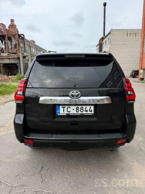 Melns Toyota Land Cruiser 2022 Rīga, ar dzinēja tilpumu 2.80 L un nobraukumu 50 tūkst. km par 52500 €, foto 5 vietnē AUTOMOTO.COM.LV