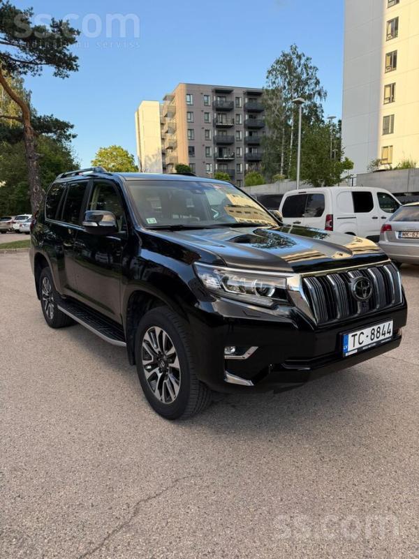 Toyota Land Cruiser 2022 RÄ«ga vietnÄ Melns Toyota Land Cruiser 2022 RÄ«ga, ar dzinÄja tilpumu 2.80 L un nobraukumu 50 tÅ«kst. km par 51500 ā¬, foto 1 vietnÄ AUTOMOTO.COM.LV