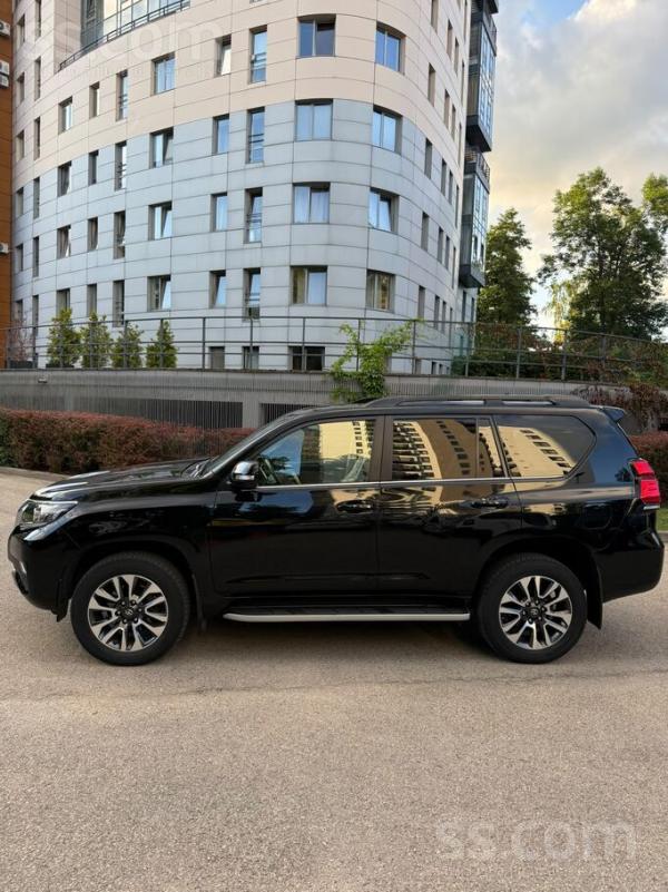 Toyota Land Cruiser 2022 RÄ«ga vietnÄ Melns Toyota Land Cruiser 2022 RÄ«ga, ar dzinÄja tilpumu 2.80 L un nobraukumu 50 tÅ«kst. km par 51500 ā¬, foto 4 vietnÄ AUTOMOTO.COM.LV