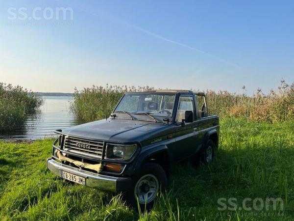 Blue Toyota Land Cruiser 1990 in Riga, with an engine capacity of 2.40 L and mileage of 293 thousand km for 4950 €, photo 1 on AUTOMOTO.COM.LV