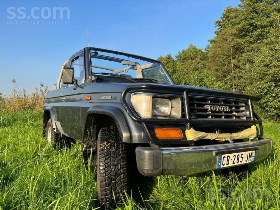 Blue Toyota Land Cruiser 1990 in Riga, with an engine capacity of 2.40 L and mileage of 293 thousand km for 4950 €, photo 2 on AUTOMOTO.COM.LV