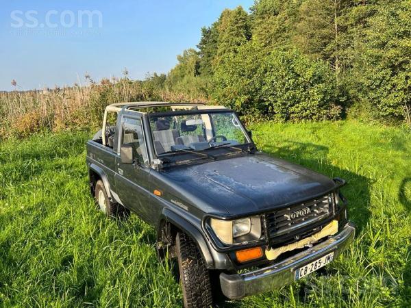 Blue Toyota Land Cruiser 1990 in Riga, with an engine capacity of 2.40 L and mileage of 293 thousand km for 4950 €, photo 3 on AUTOMOTO.COM.LV