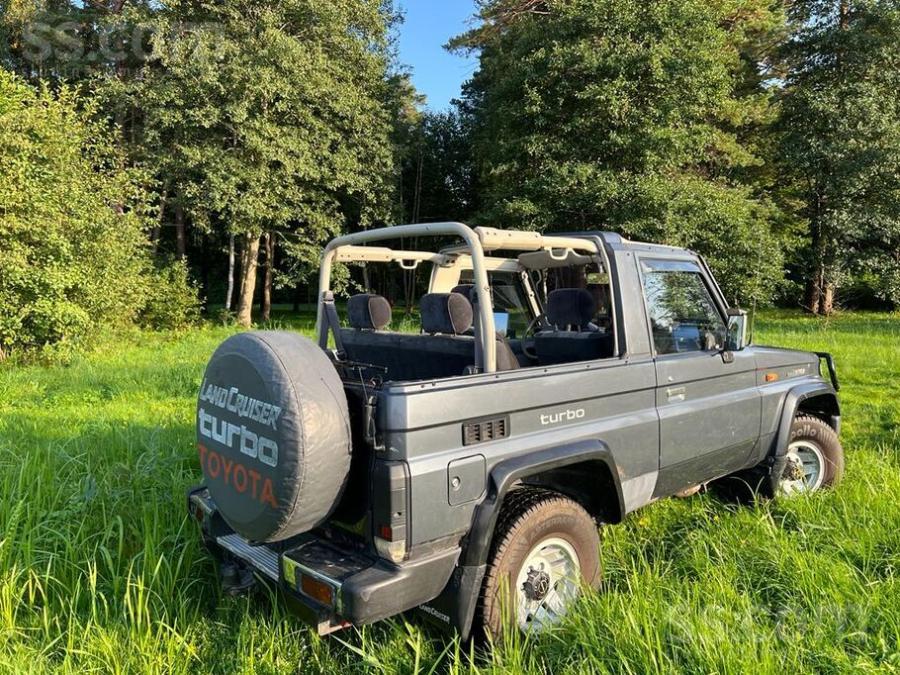 Blue Toyota Land Cruiser 1990 in Riga, with an engine capacity of 2.40 L and mileage of 293 thousand km for 4950 €, photo 4 on AUTOMOTO.COM.LV