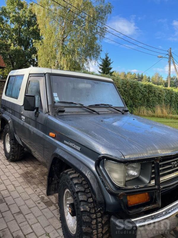 Blue Toyota Land Cruiser 1990 in Riga, with an engine capacity of 2.40 L and mileage of 293 thousand km for 4950 €, photo 10 on AUTOMOTO.COM.LV