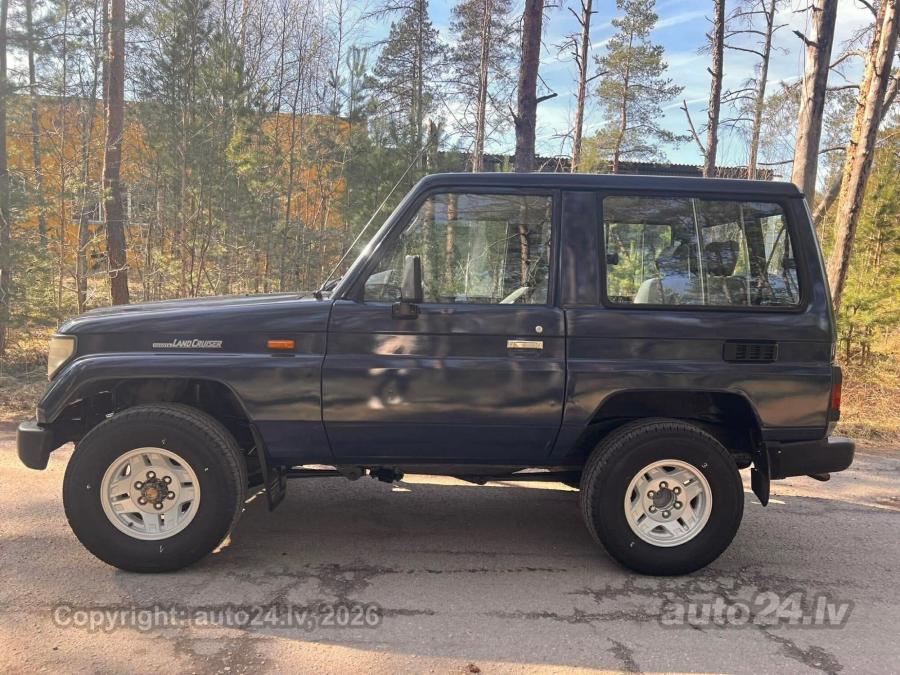 Blue Toyota Land Cruiser 1993 in Saue, with an engine capacity of 2.40 L and mileage of 180 thousand km for 15500 €, photo 6 on AUTOMOTO.COM.LV