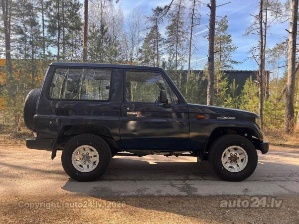 Blue Toyota Land Cruiser 1993 in Saue, with an engine capacity of 2.40 L and mileage of 180 thousand km for 15500 €, photo 6 on AUTOMOTO.COM.LV