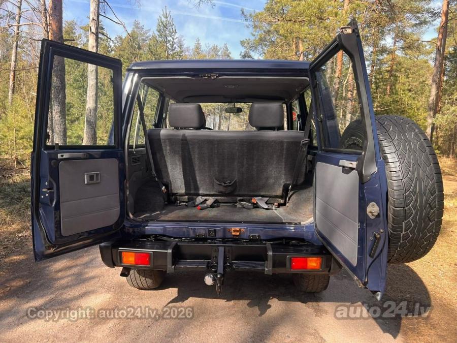 Blue Toyota Land Cruiser 1993 in Saue, with an engine capacity of 2.40 L and mileage of 180 thousand km for 15500 €, photo 9 on AUTOMOTO.COM.LV