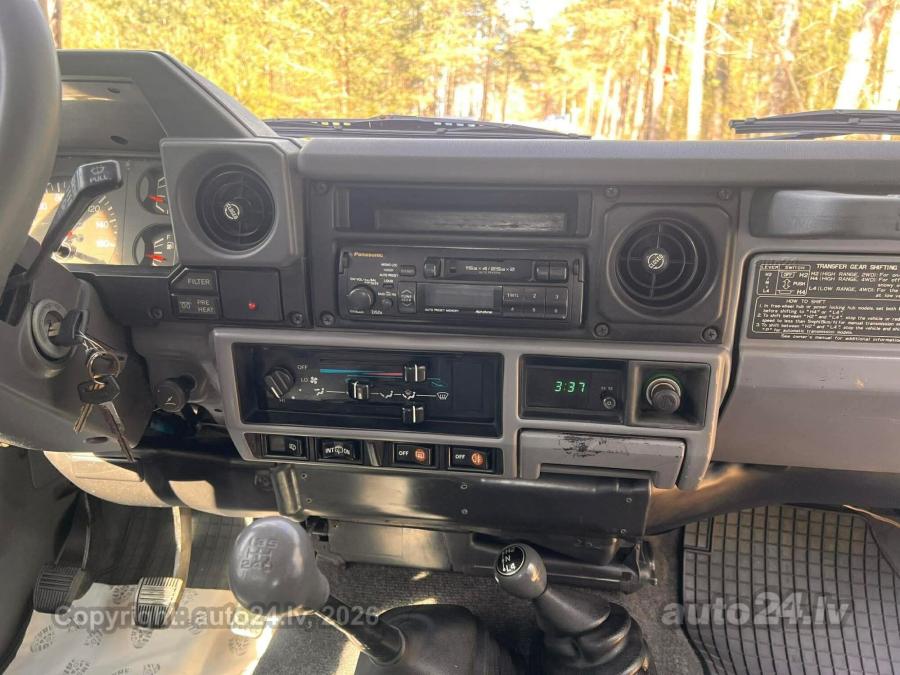 Blue Toyota Land Cruiser 1993 in Saue, with an engine capacity of 2.40 L and mileage of 180 thousand km for 15500 €, photo 15 on AUTOMOTO.COM.LV