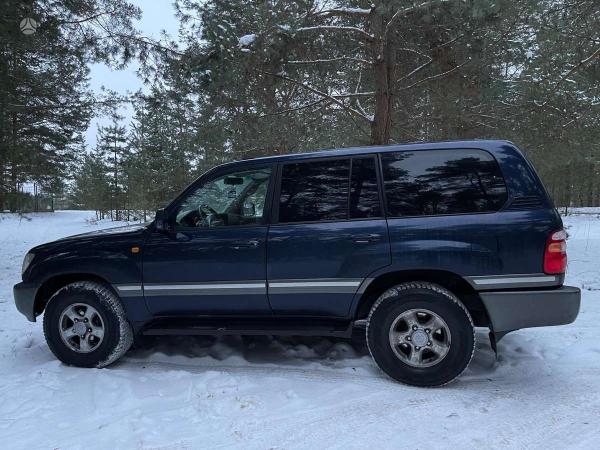 Blue Toyota Land Cruiser 2000 in Utena, with an engine capacity of 4.16 L and mileage of 440 thousand km for 15350 €, photo 3 on AUTOMOTO.COM.LV