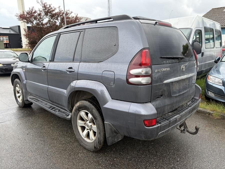 Blue Toyota Land Cruiser 2006 in Vilnius, with an engine capacity of 3.00 L and mileage of 325 thousand km for 9600 €, photo 4 on AUTOMOTO.COM.LV