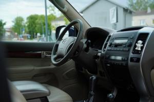 Zils Toyota Land Cruiser 2009 Rīga, ar dzinēja tilpumu 3.00 L un nobraukumu 279 tūkst. km par 13300 €, foto 15 vietnē AUTOMOTO.COM.LV