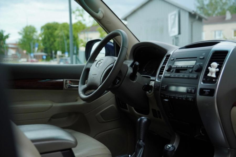 Zils Toyota Land Cruiser 2009 Rīga, ar dzinēja tilpumu 3.00 L un nobraukumu 279 tūkst. km par 13300 €, foto 15 vietnē AUTOMOTO.COM.LV