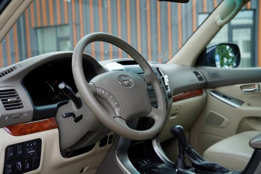 Zils Toyota Land Cruiser 2009 Rīga, ar dzinēja tilpumu 3.00 L un nobraukumu 279 tūkst. km par 13300 €, foto 25 vietnē AUTOMOTO.COM.LV