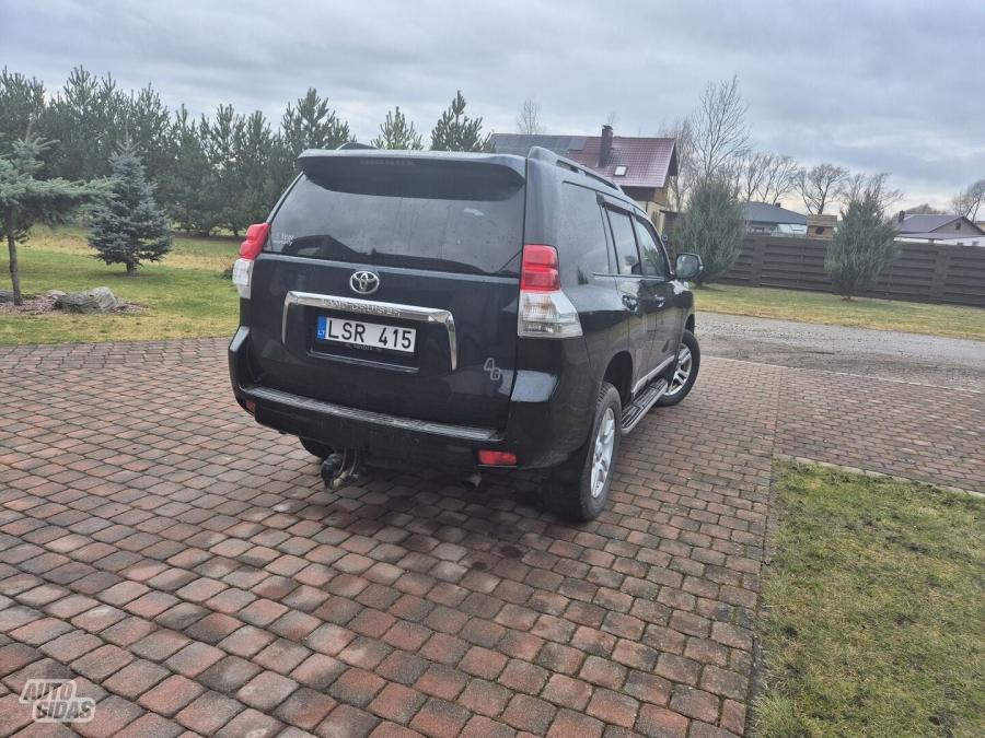 Blue Toyota Land Cruiser 2010 in Panevezys, with an engine capacity of 3.00 L and mileage of 374 thousand km for 17900 €, photo 3 on AUTOMOTO.COM.LV
