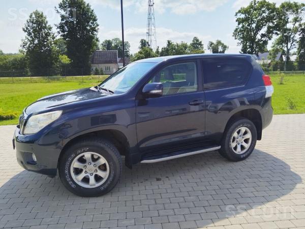 Zils Toyota Land Cruiser 2010 Rīga, ar dzinēja tilpumu 3.00 L un nobraukumu 230 tūkst. km par 18100 €, foto 1 vietnē AUTOMOTO.COM.LV