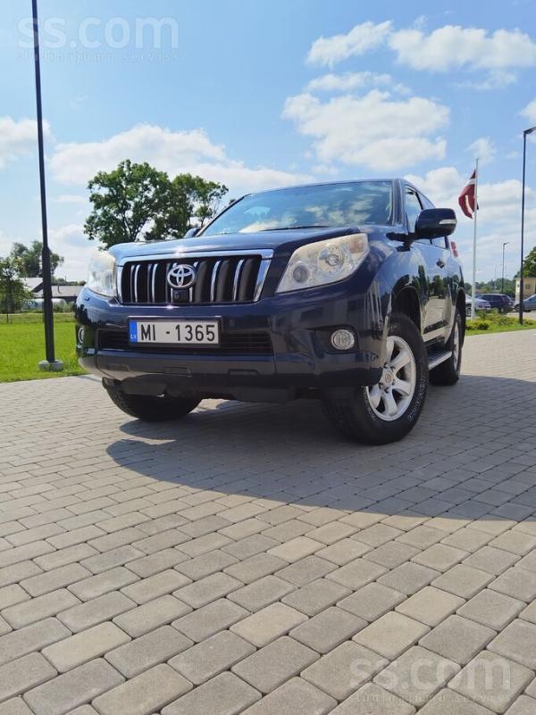 Zils Toyota Land Cruiser 2010 Rīga, ar dzinēja tilpumu 3.00 L un nobraukumu 230 tūkst. km par 18100 €, foto 2 vietnē AUTOMOTO.COM.LV