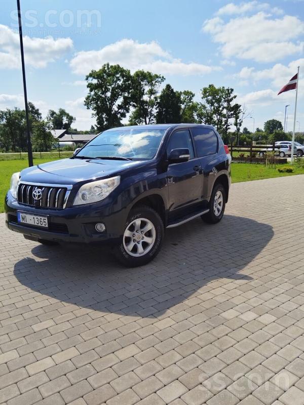 Zils Toyota Land Cruiser 2010 Rīga, ar dzinēja tilpumu 3.00 L un nobraukumu 230 tūkst. km par 18100 €, foto 3 vietnē AUTOMOTO.COM.LV