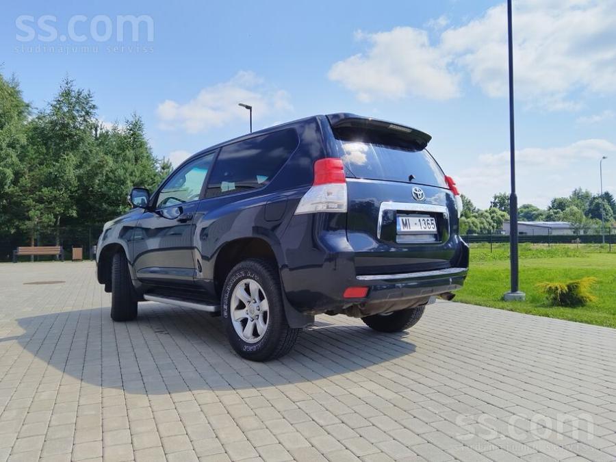 Zils Toyota Land Cruiser 2010 Rīga, ar dzinēja tilpumu 3.00 L un nobraukumu 230 tūkst. km par 18100 €, foto 8 vietnē AUTOMOTO.COM.LV