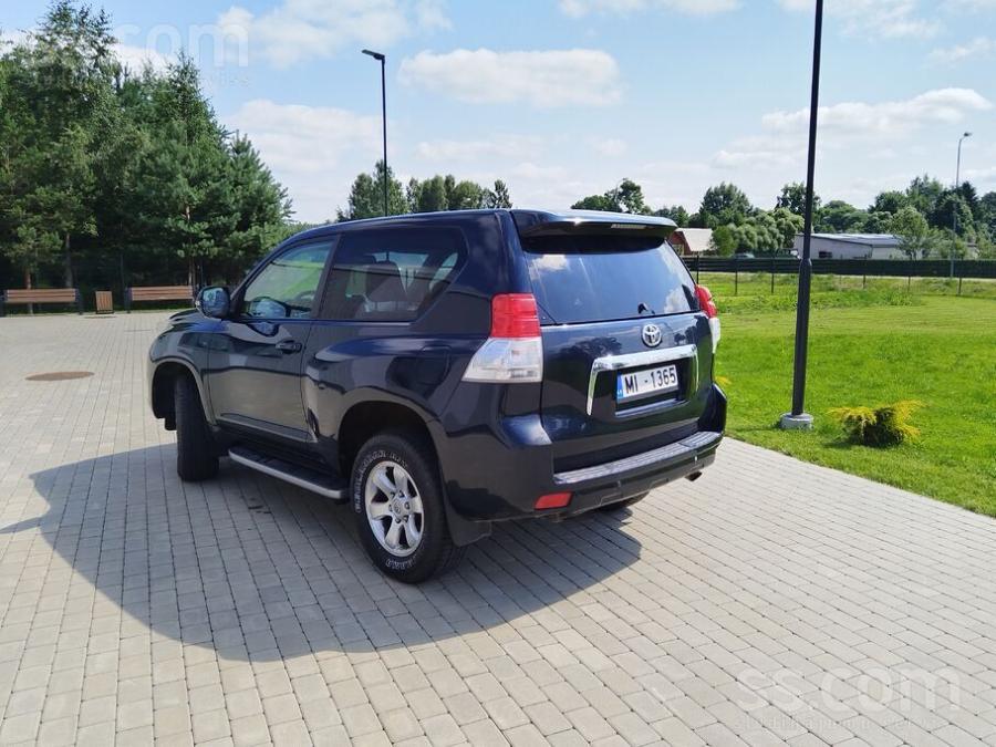 Zils Toyota Land Cruiser 2010 Rīga, ar dzinēja tilpumu 3.00 L un nobraukumu 230 tūkst. km par 18100 €, foto 9 vietnē AUTOMOTO.COM.LV