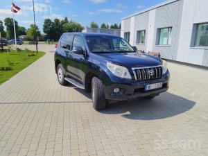 Zils Toyota Land Cruiser 2010 Rīga, ar dzinēja tilpumu 3.00 L un nobraukumu 230 tūkst. km par 18100 €, foto 14 vietnē AUTOMOTO.COM.LV