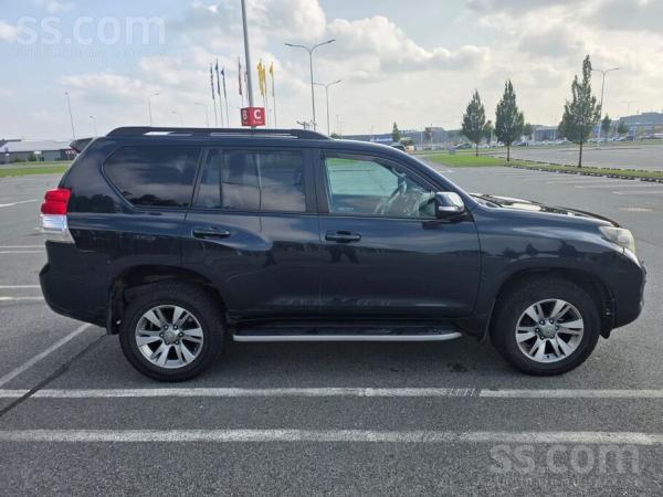 Zils Toyota Land Cruiser 2010 Rīga, ar dzinēja tilpumu 3.00 L un nobraukumu 255 tūkst. km par 23500 €, foto 2 vietnē AUTOMOTO.COM.LV
