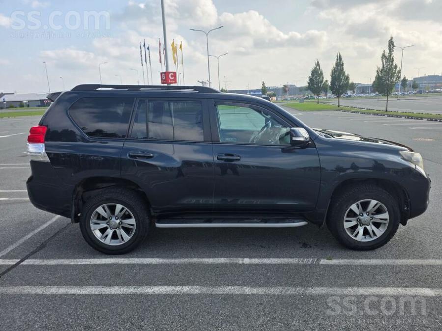 Blue Toyota Land Cruiser 2010 in Riga, with an engine capacity of 3.00 L and mileage of 255 thousand km for 23500 €, photo 3 on AUTOMOTO.COM.LV