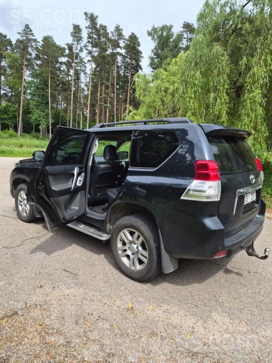 Blue Toyota Land Cruiser 2013 in Riga, with an engine capacity of 3.00 L and mileage of 210 thousand km for 25500 €, photo 3 on AUTOMOTO.COM.LV