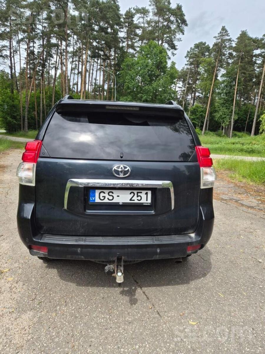 Blue Toyota Land Cruiser 2013 in Riga, with an engine capacity of 3.00 L and mileage of 210 thousand km for 25500 €, photo 5 on AUTOMOTO.COM.LV