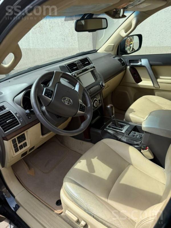 Zils Toyota Land Cruiser 2014 Rīga, ar dzinēja tilpumu 3.00 L un nobraukumu 138 tūkst. km par 25700 €, foto 8 vietnē AUTOMOTO.COM.LV