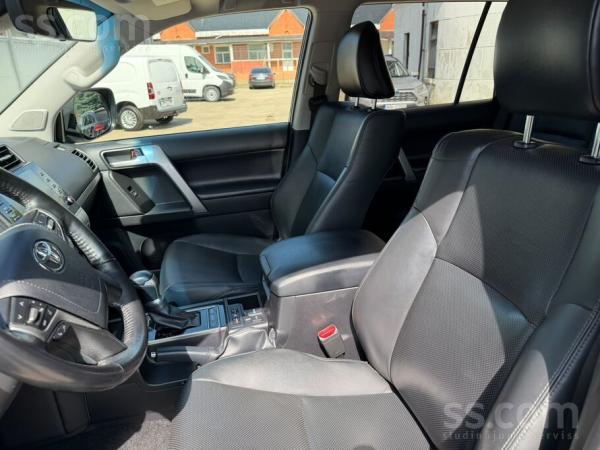 Zils Toyota Land Cruiser 2021 Jēkabpils, ar dzinēja tilpumu 2.80 L un nobraukumu 89 tūkst. km par 49000 €, foto 10 vietnē AUTOMOTO.COM.LV