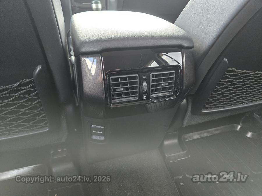 Blue Toyota Land Cruiser 2023 in Tallinn, with an engine capacity of 2.80 L and mileage of 101 thousand km for 62500 €, photo 13 on AUTOMOTO.COM.LV