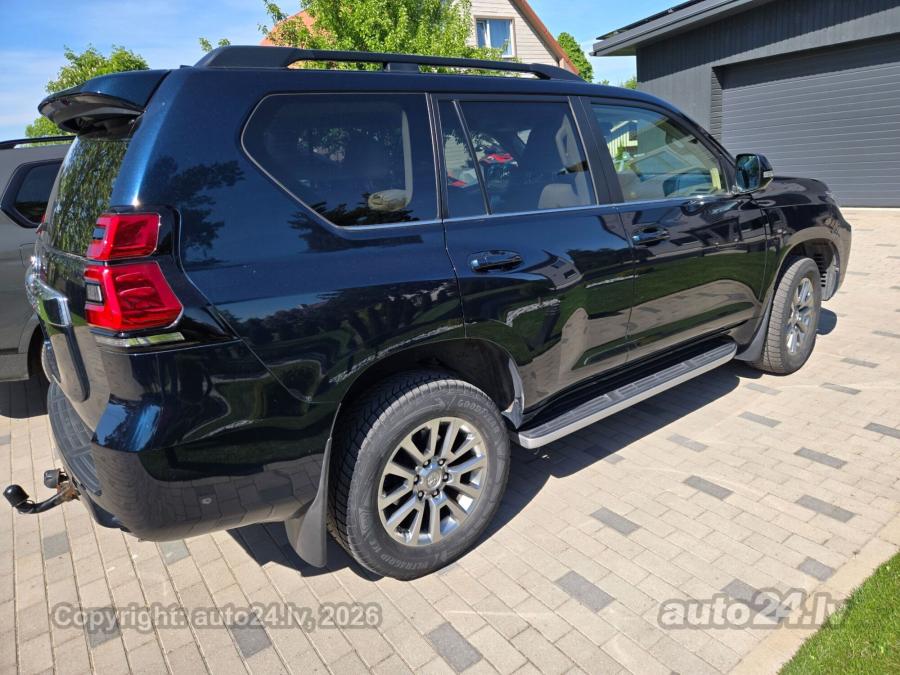 Zils Toyota Land Cruiser 2018 Tallina, ar dzinēja tilpumu 2.80 L un nobraukumu 154 tūkst. km par 41500 €, foto 1 vietnē AUTOMOTO.COM.LV