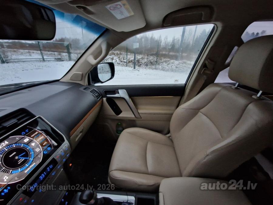 Zils Toyota Land Cruiser 2018 Tallina, ar dzinēja tilpumu 2.80 L un nobraukumu 154 tūkst. km par 41500 €, foto 7 vietnē AUTOMOTO.COM.LV