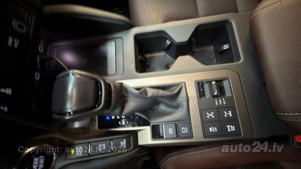 Zils Toyota Land Cruiser 2024 Tallina, ar dzinēja tilpumu 2.80 L un nobraukumu 25 tūkst. km par 82000 €, foto 7 vietnē AUTOMOTO.COM.LV