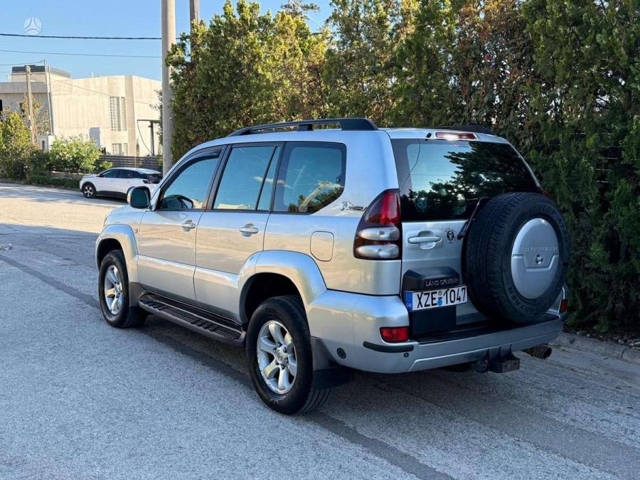 Brown Toyota Land Cruiser 2003 in Siauliai, with an engine capacity of 3.96 L and mileage of 225 thousand km for 19050 €, photo 3 on AUTOMOTO.COM.LV