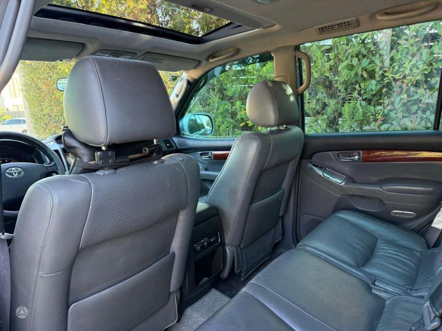 Brown Toyota Land Cruiser 2003 in Siauliai, with an engine capacity of 3.96 L and mileage of 225 thousand km for 19050 €, photo 15 on AUTOMOTO.COM.LV