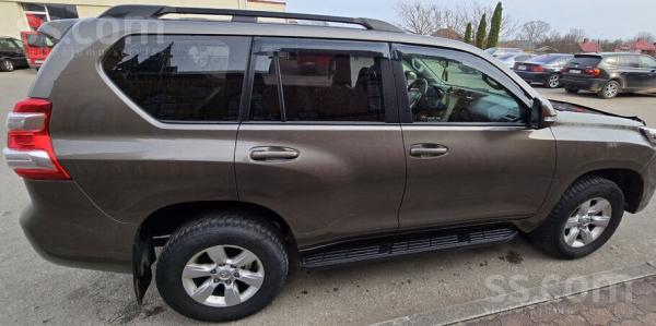 Brown Toyota Land Cruiser 2014 in Rezekne, with an engine capacity of 3.00 L and mileage of 168 thousand km for 28500 €, photo 6 on AUTOMOTO.COM.LV