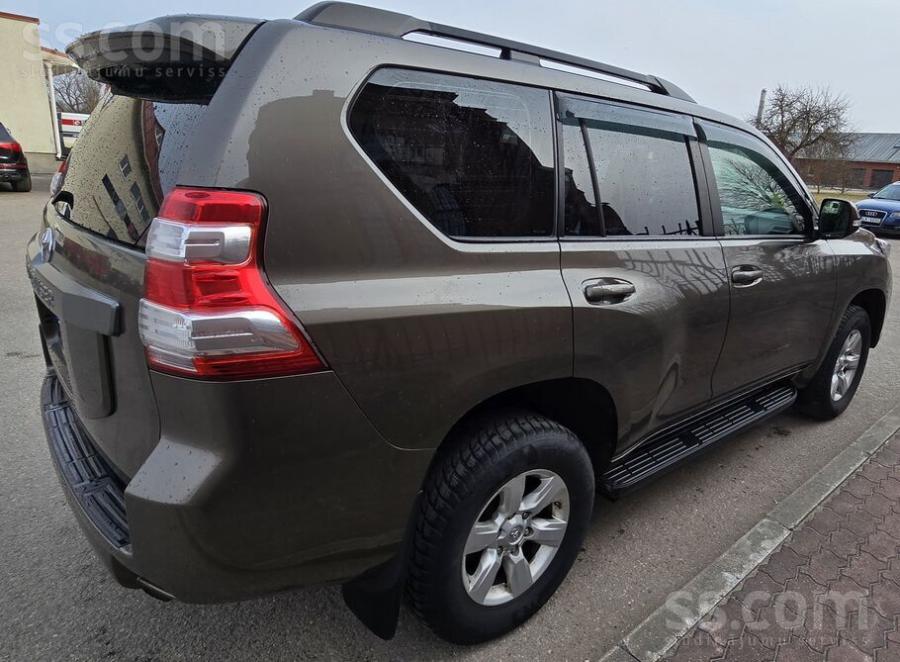 Brūns Toyota Land Cruiser 2014 Rēzekne, ar dzinēja tilpumu 3.00 L un nobraukumu 168 tūkst. km par 27999 €, foto 3 vietnē AUTOMOTO.COM.LV