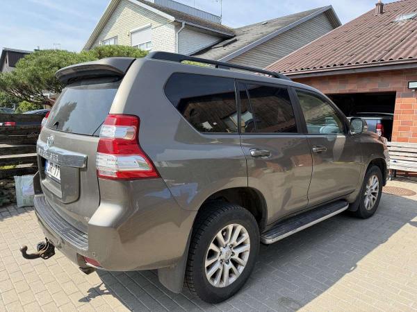 Brown Toyota Land Cruiser 2014 in Marijampole, with an engine capacity of 2.98 L and mileage of 201 thousand km for 24600 €, photo 3 on AUTOMOTO.COM.LV