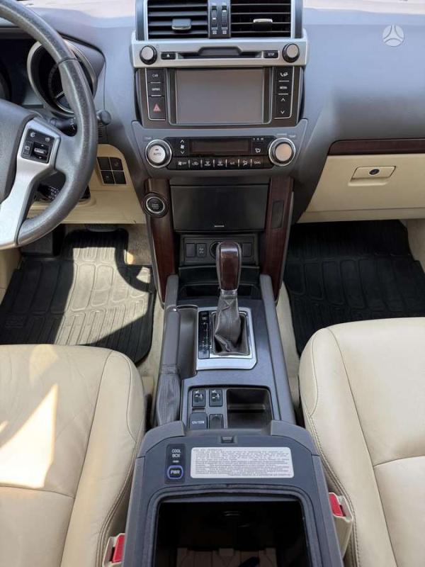 Brown Toyota Land Cruiser 2014 in Marijampole, with an engine capacity of 2.98 L and mileage of 201 thousand km for 24600 €, photo 6 on AUTOMOTO.COM.LV