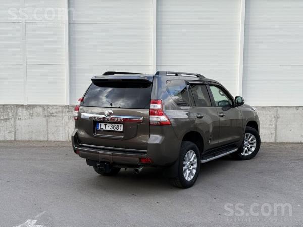 Brown Toyota Land Cruiser 2015 in Riga, with an engine capacity of 3.00 L and mileage of 207 thousand km for 25500 €, photo 3 on AUTOMOTO.COM.LV