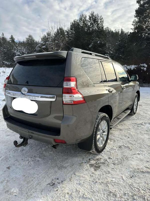 Brown Toyota Land Cruiser 2015 in Vilnius, with an engine capacity of 2.76 L and mileage of 396 thousand km for 25700 €, photo 3 on AUTOMOTO.COM.LV