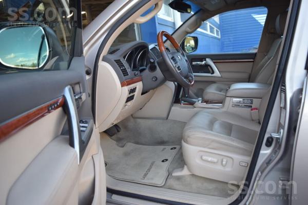 Brown Toyota Land Cruiser 2015 in Riga, with an engine capacity of 4.50 L and mileage of 232 thousand km for 39900 €, photo 3 on AUTOMOTO.COM.LV