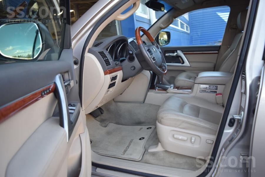 Brūns Toyota Land Cruiser 2015 Rīga, ar dzinēja tilpumu 4.50 L un nobraukumu 232 tūkst. km par 39900 €, foto 4 vietnē AUTOMOTO.COM.LV