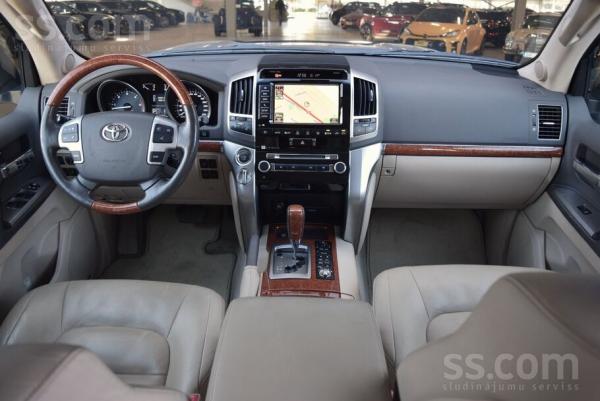 Brown Toyota Land Cruiser 2015 in Riga, with an engine capacity of 4.50 L and mileage of 232 thousand km for 39900 €, photo 4 on AUTOMOTO.COM.LV