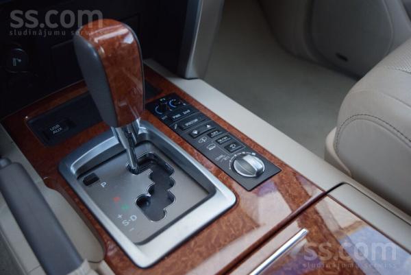 Brown Toyota Land Cruiser 2015 in Riga, with an engine capacity of 4.50 L and mileage of 232 thousand km for 39900 €, photo 5 on AUTOMOTO.COM.LV