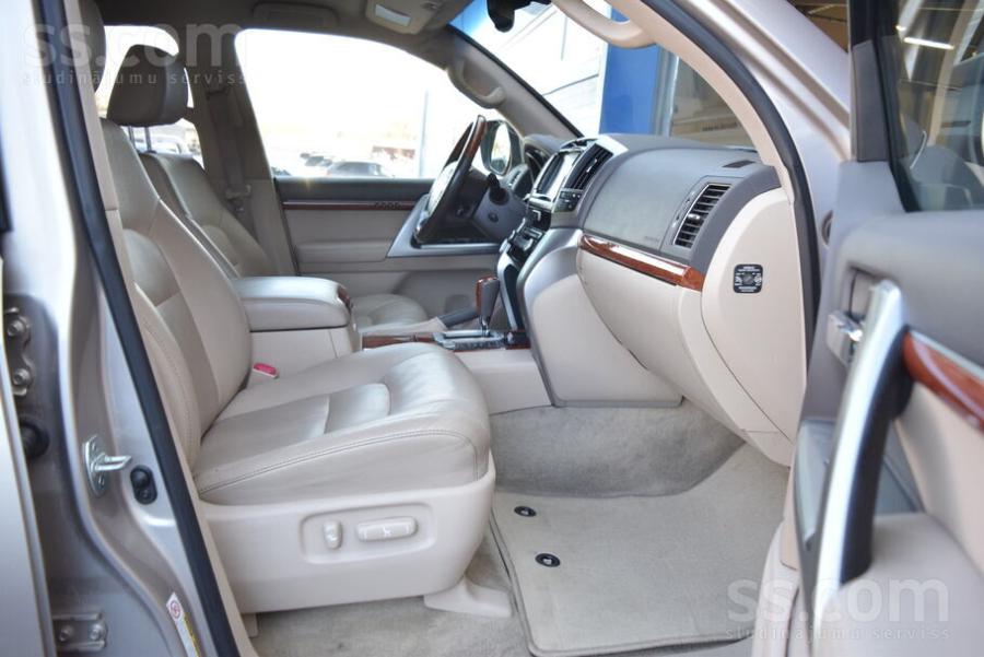 Brūns Toyota Land Cruiser 2015 Rīga, ar dzinēja tilpumu 4.50 L un nobraukumu 232 tūkst. km par 39900 €, foto 14 vietnē AUTOMOTO.COM.LV