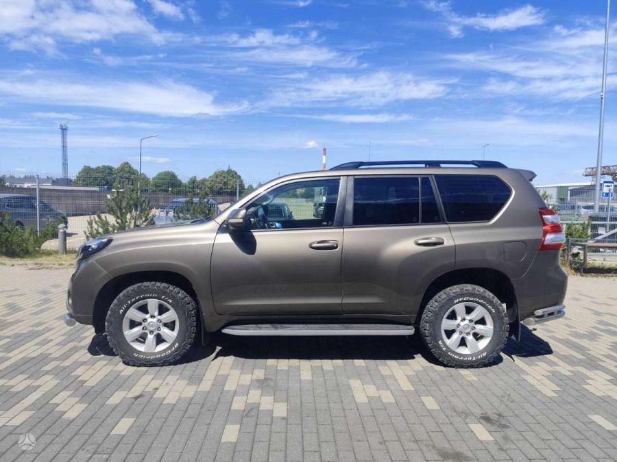 Brown Toyota Land Cruiser 2015 in Siauliai, with an engine capacity of 3.00 L and mileage of 255 thousand km for 23500 €, photo 5 on AUTOMOTO.COM.LV